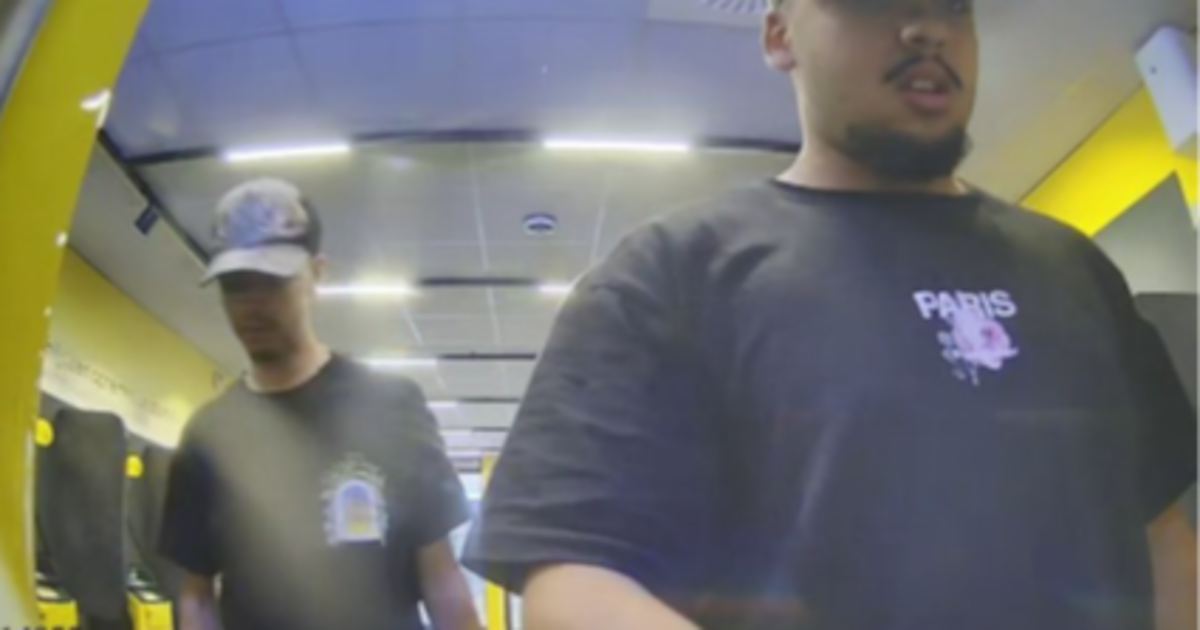 ‘Bankmedewerkers’ beroven vrouw en nemen geld op, toch ligt de pinpas ...