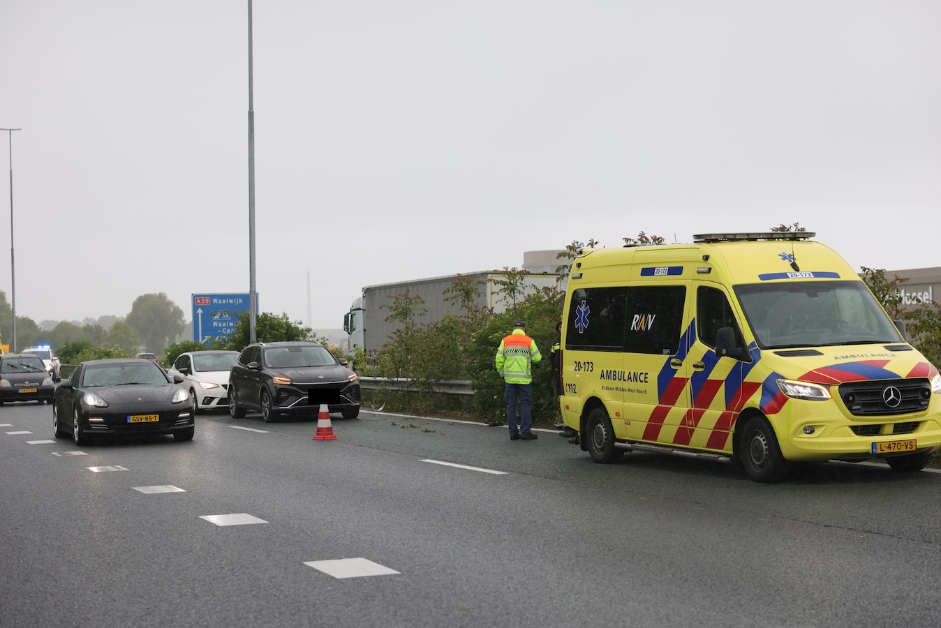 Bestuurder van bakwagen rijdt door na botsing op A59, motorrijder ...