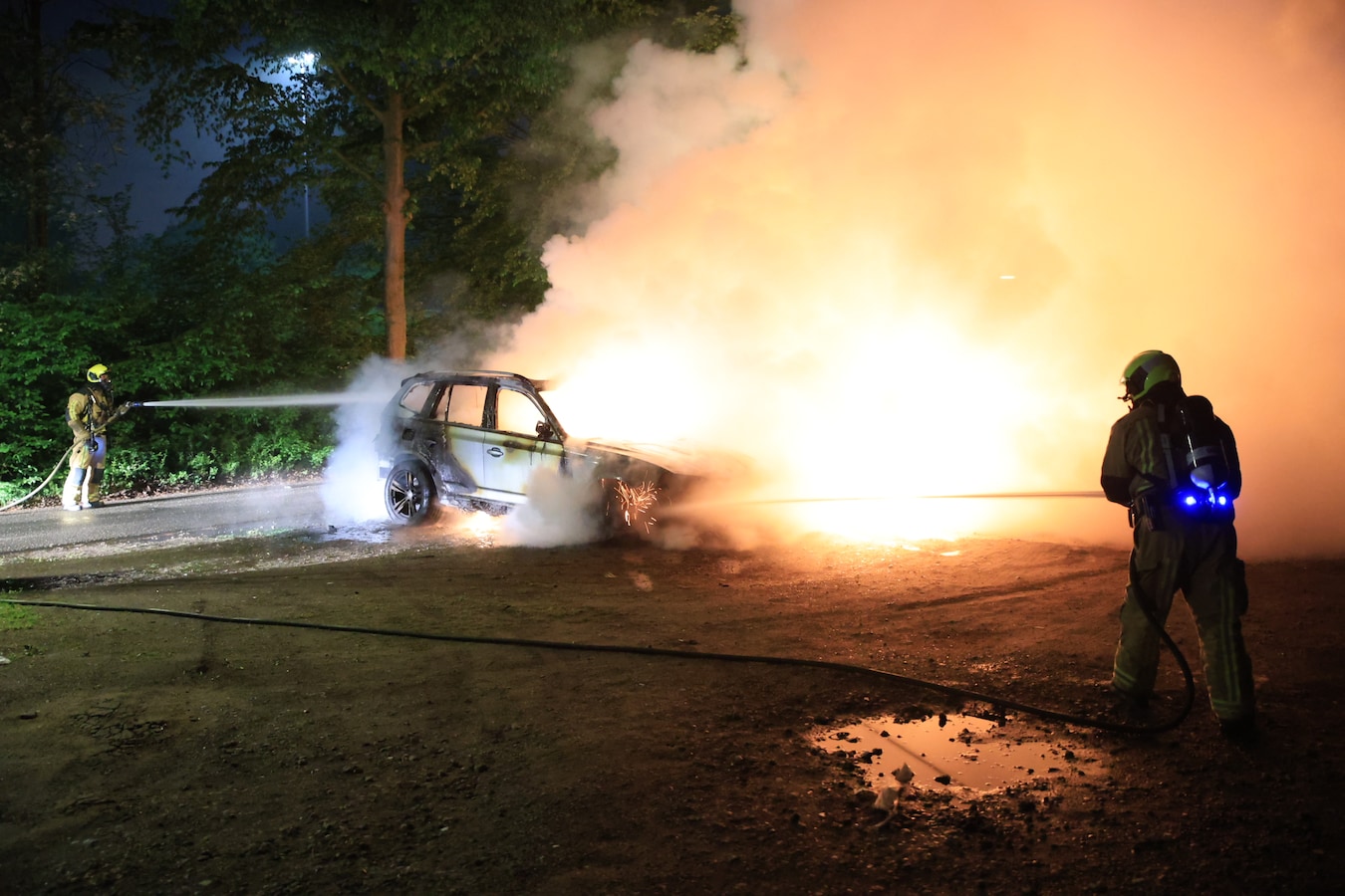Twee geparkeerde auto's afgebrand bij het Bieslandsepad in Delft | Foto ...