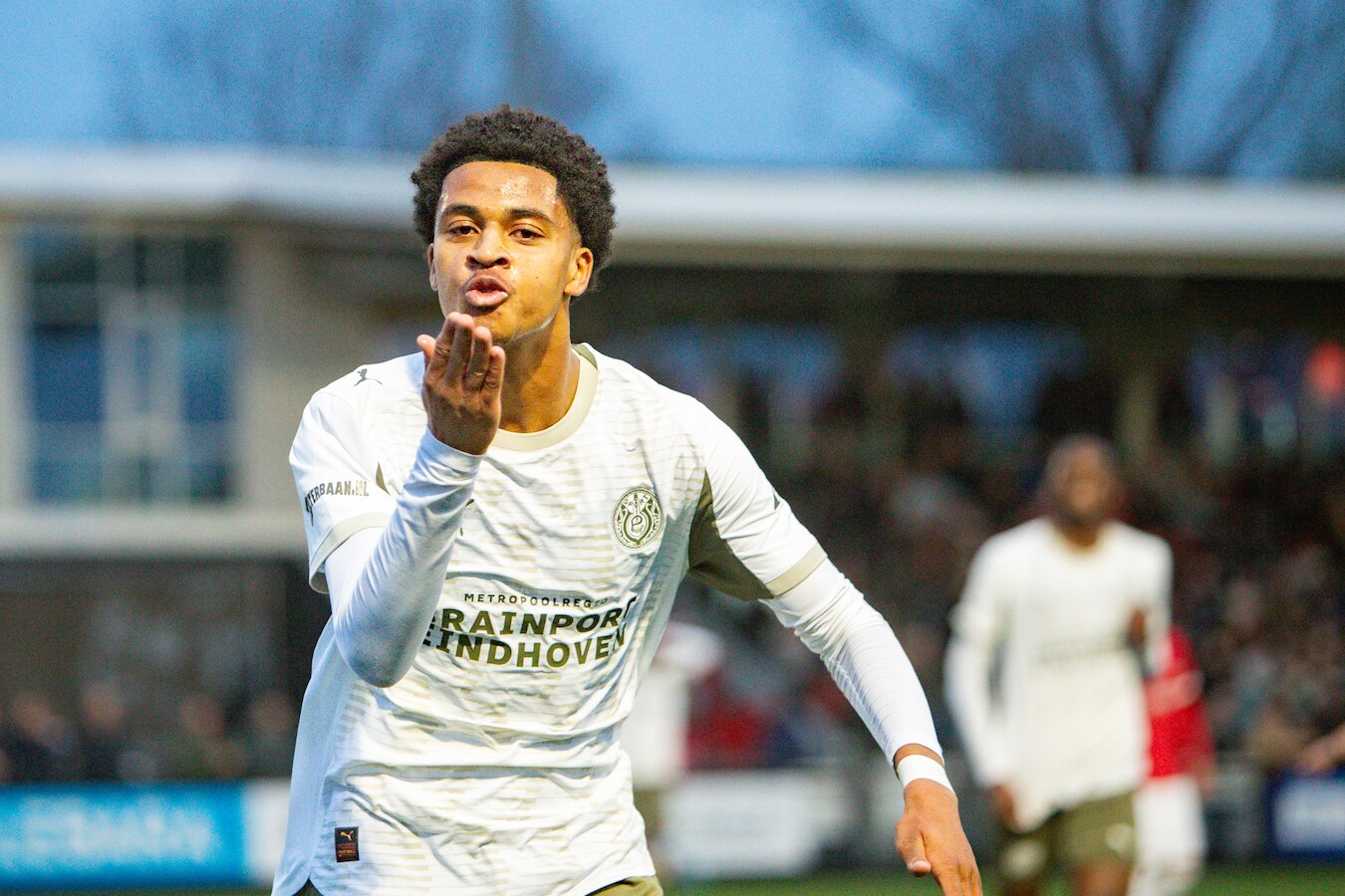 Jong PSV beleeft een hartstikke mooie avond nabij Alkmaar, rukt op naar ...