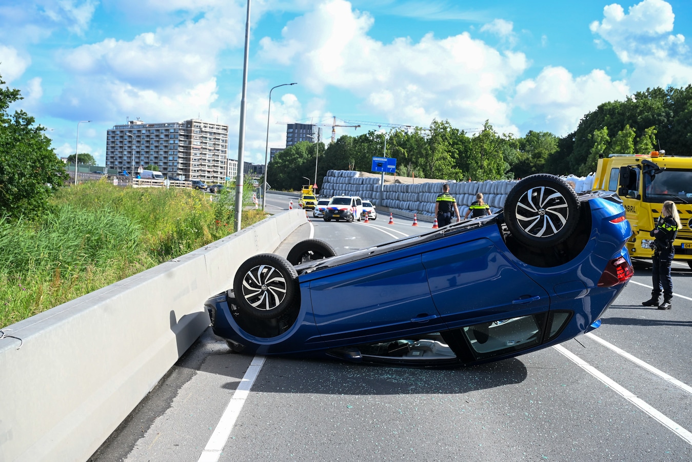Auto slaat over de kop na botsing met vangrail op N206 bij Leiden ...