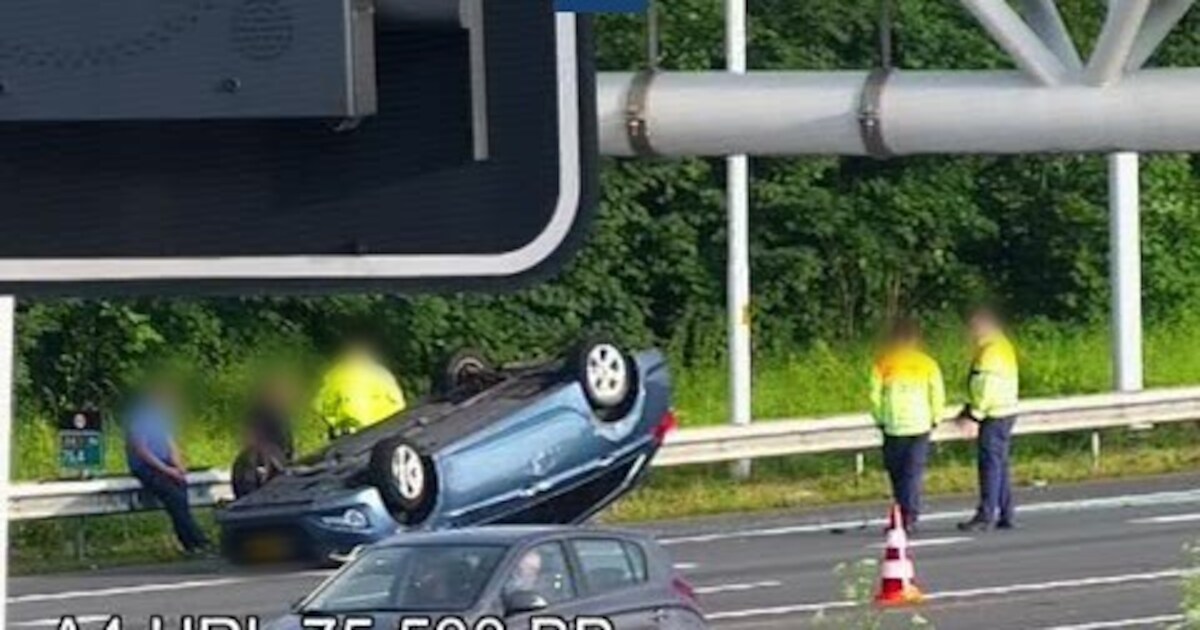 Auto over de kop geslagen na botsing met andere auto op A4 | 112 nieuws Rotterdam | AD.nl