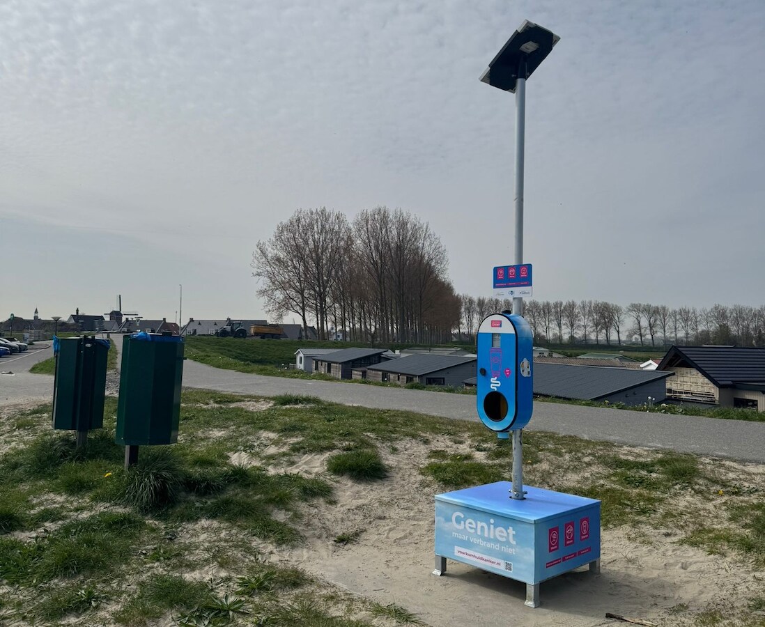 Smeren op het strand: Tholen krijgt drie nieuwe zonnebrandpalen | Foto ...