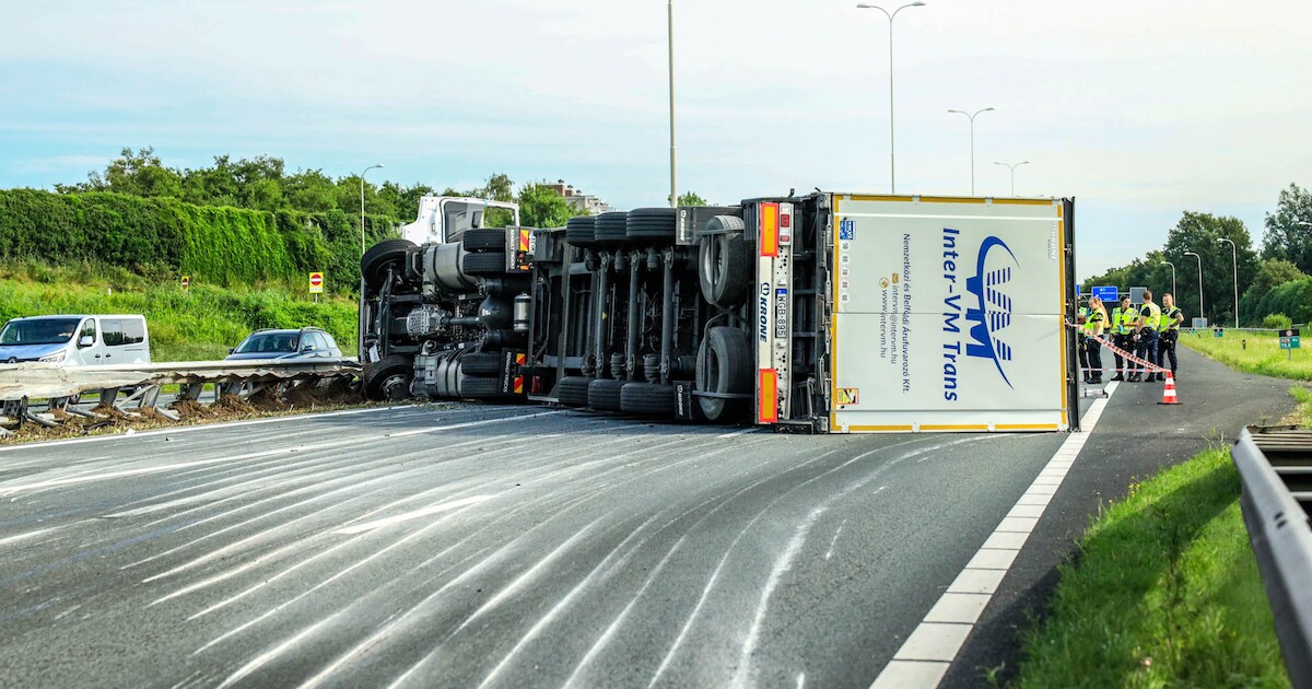 A28 weer open na ongeluk met gekantelde vrachtwagen, 40 automobilisten bekeurd voor filmen ...
