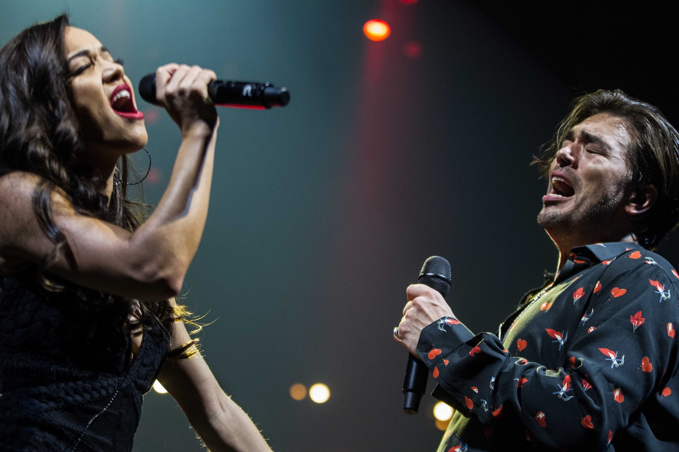 Bibi en Waylon romantisch op het podium tijdens concertreeks | Foto | AD.nl