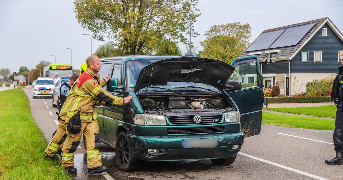 Brandweer duwt na blussen bestelbus in de berm op Molenvaart in Anna ...