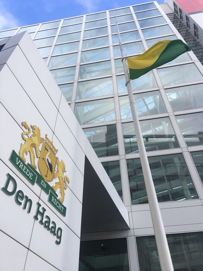 'Nederlandse en Haagse vlag in de raadzaal' | Den Haag | AD.nl