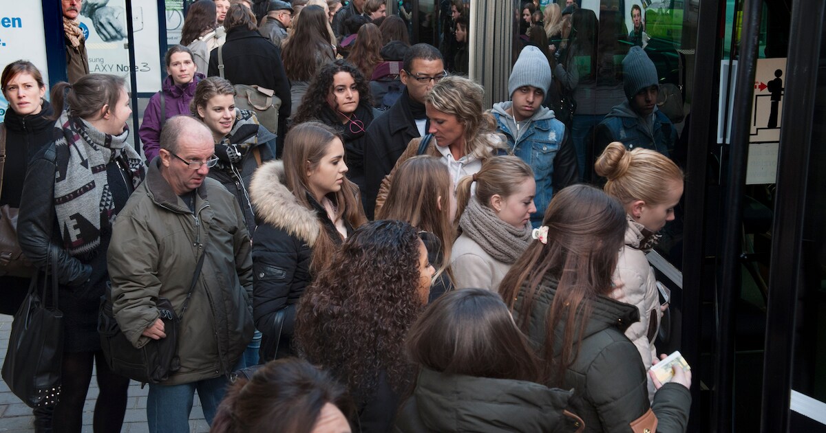 ‘Sardientjeslijn’ bus 12 zit voller dan ooit, vroeger beginnen met ...
