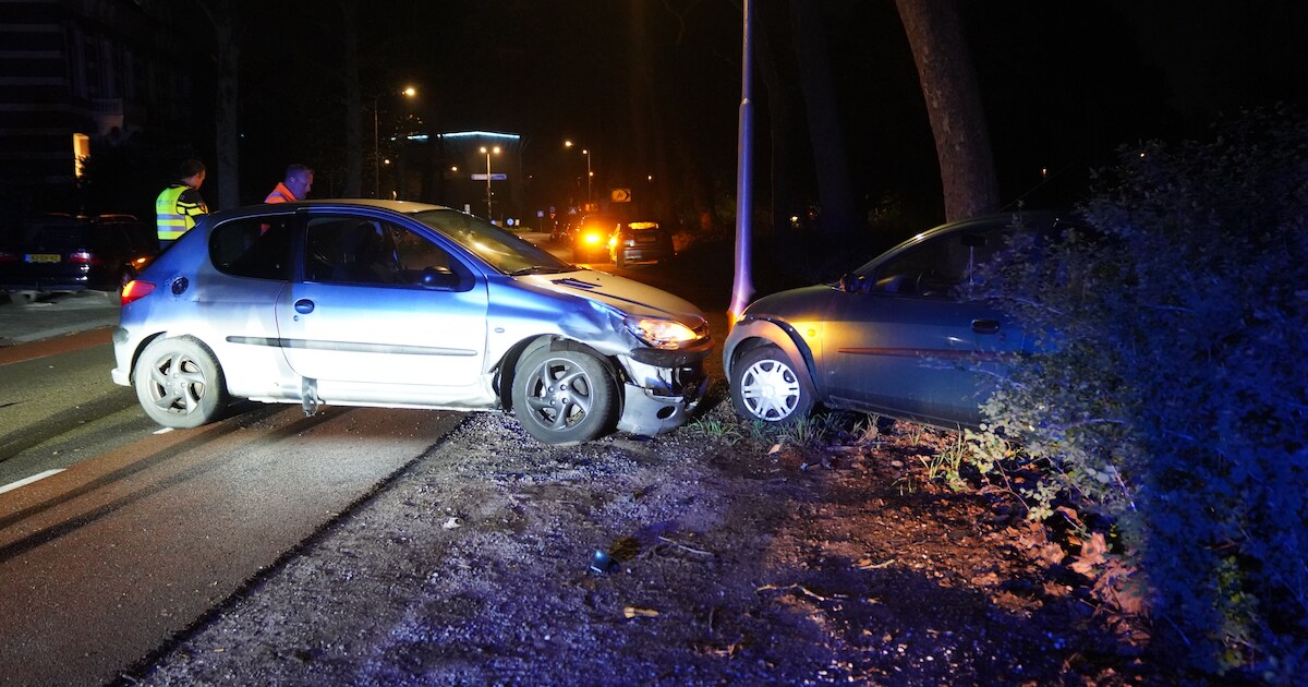 Auto vliegt uit de bocht in Zutphen en eindigt tegen geparkeerde wagen ...
