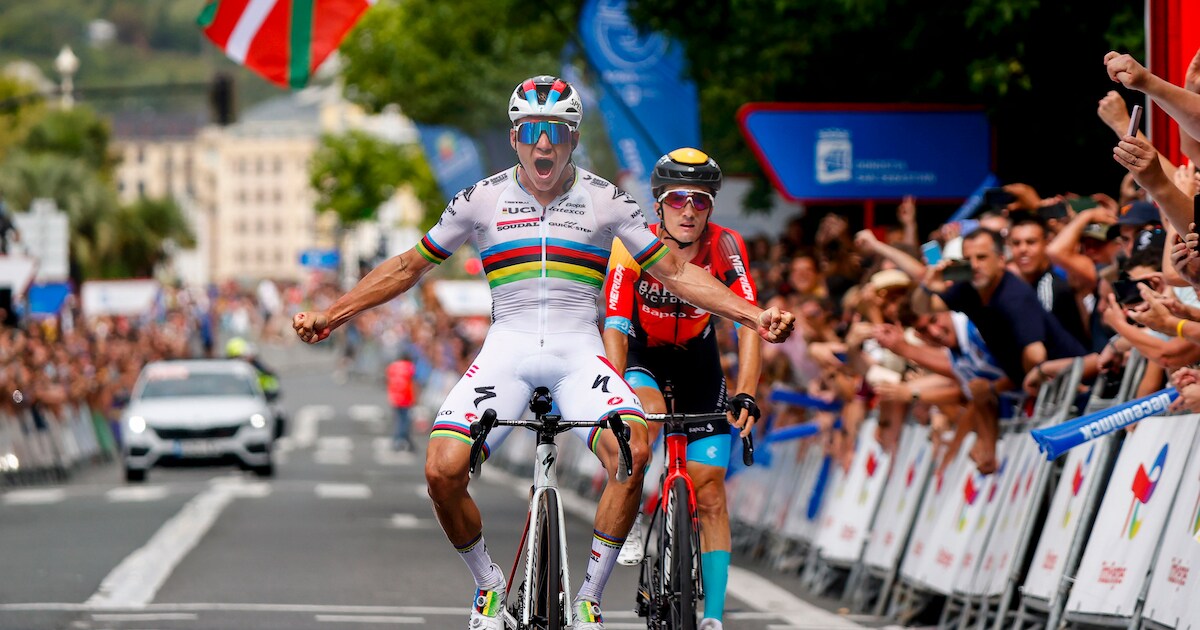 Wereldkampioen Remco Evenepoel evenaart record met hattrick in Clásica ...