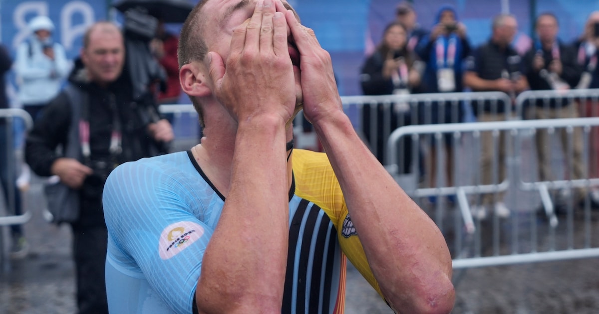 Tranen bij Remco Evenepoel na olympisch goud op tijdrit: ‘Dit plaats ik ...