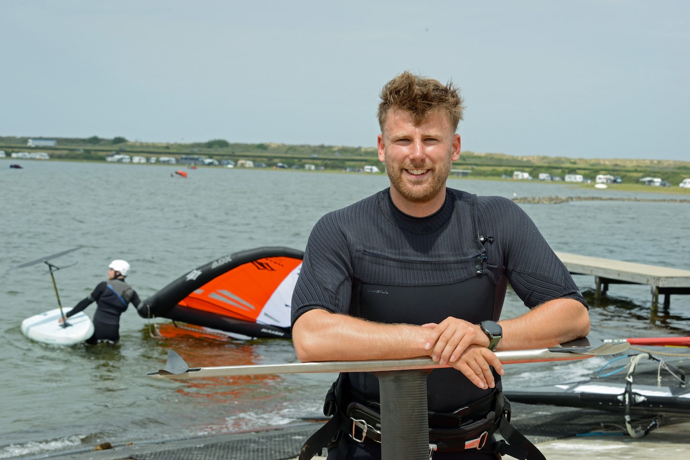 Windsurfer Bob (24) zit dag én nacht op het water voor kinderen met een ...