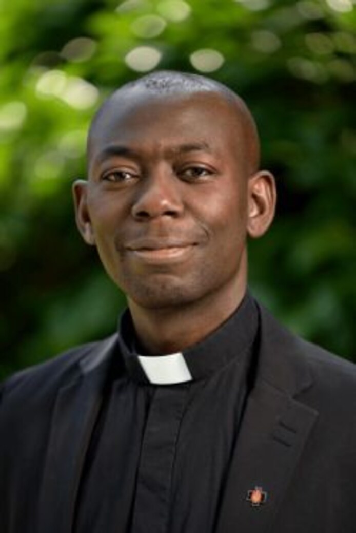 Nigeriaanse pater John neemt rol over van vertrokken pastoor René Aarden | Oss | AD.nl