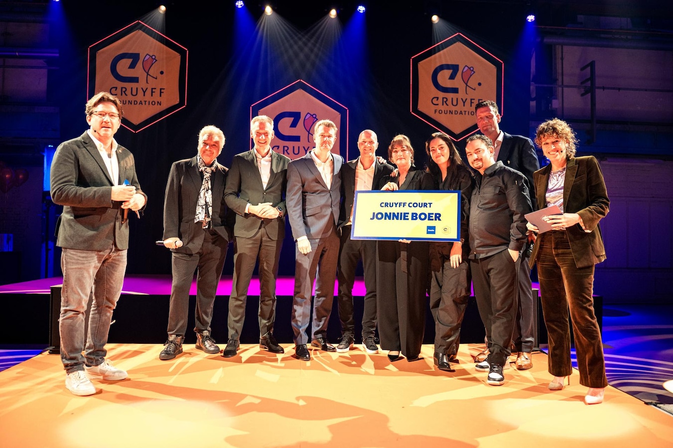 Eerbetoon aan Jonnie Boer: nieuw Cruyff Court in Zwolle wordt naar hem vernoemd | Foto | AD.nl