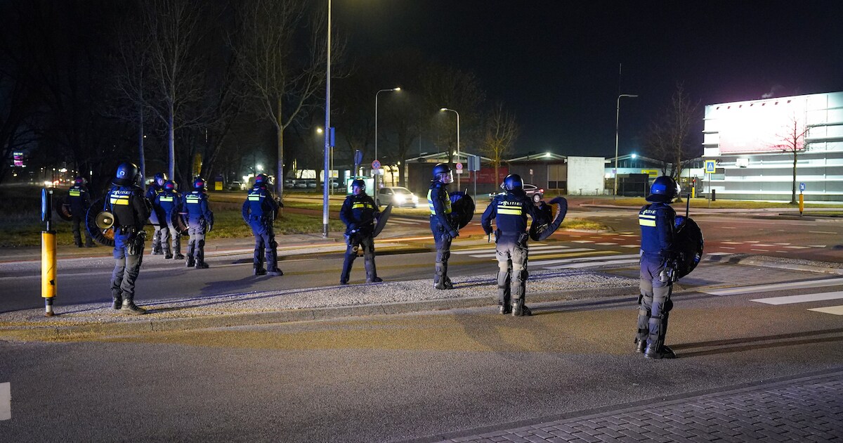 Drie aanhoudingen bij rellen na FC Groningen - FC Twente, steward gewond naar ziekenhuis ...