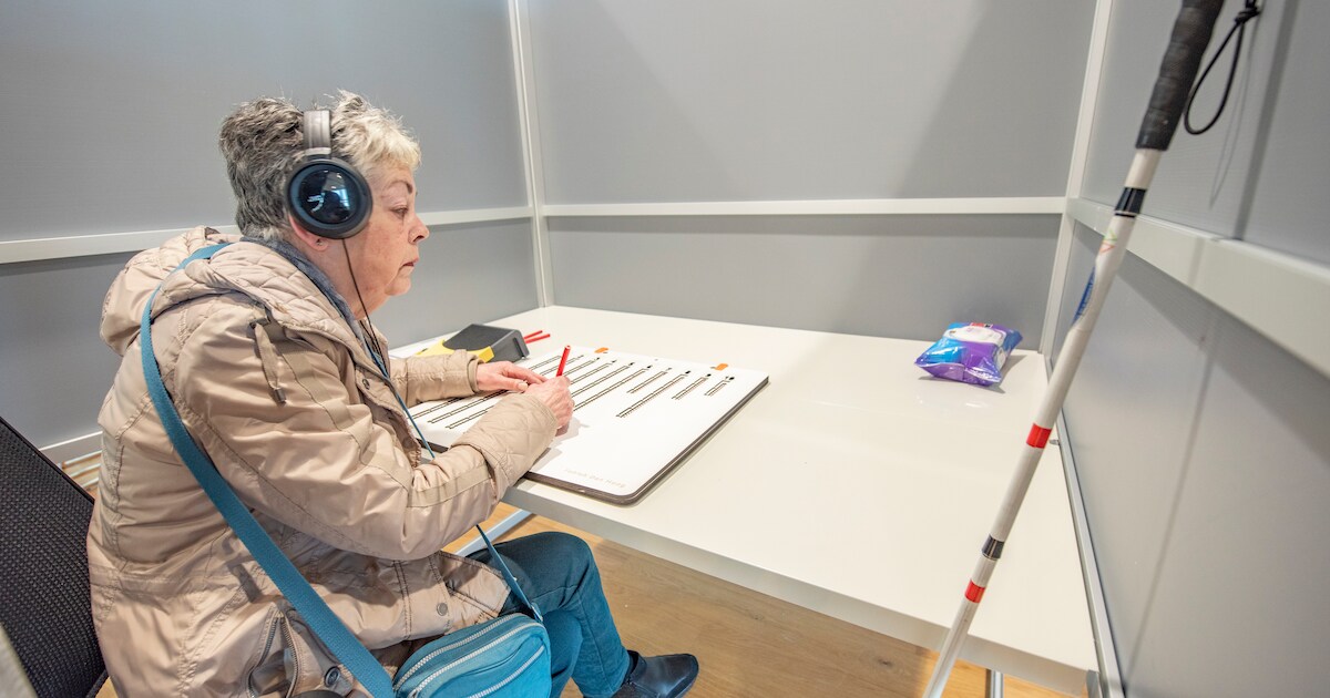 Ria stemt voor het eerst zelf met rood potlood sinds ze haar zicht ...