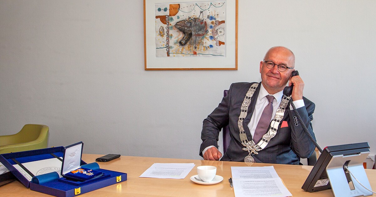 Jan Heijkoop blijft nog even eerste burger van Ambacht | Regio | AD.nl