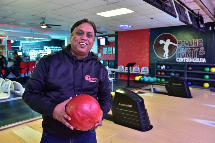 Brand verwoestte bijna levenswerk van Soedesh, nu kan bowlingcentrum ...