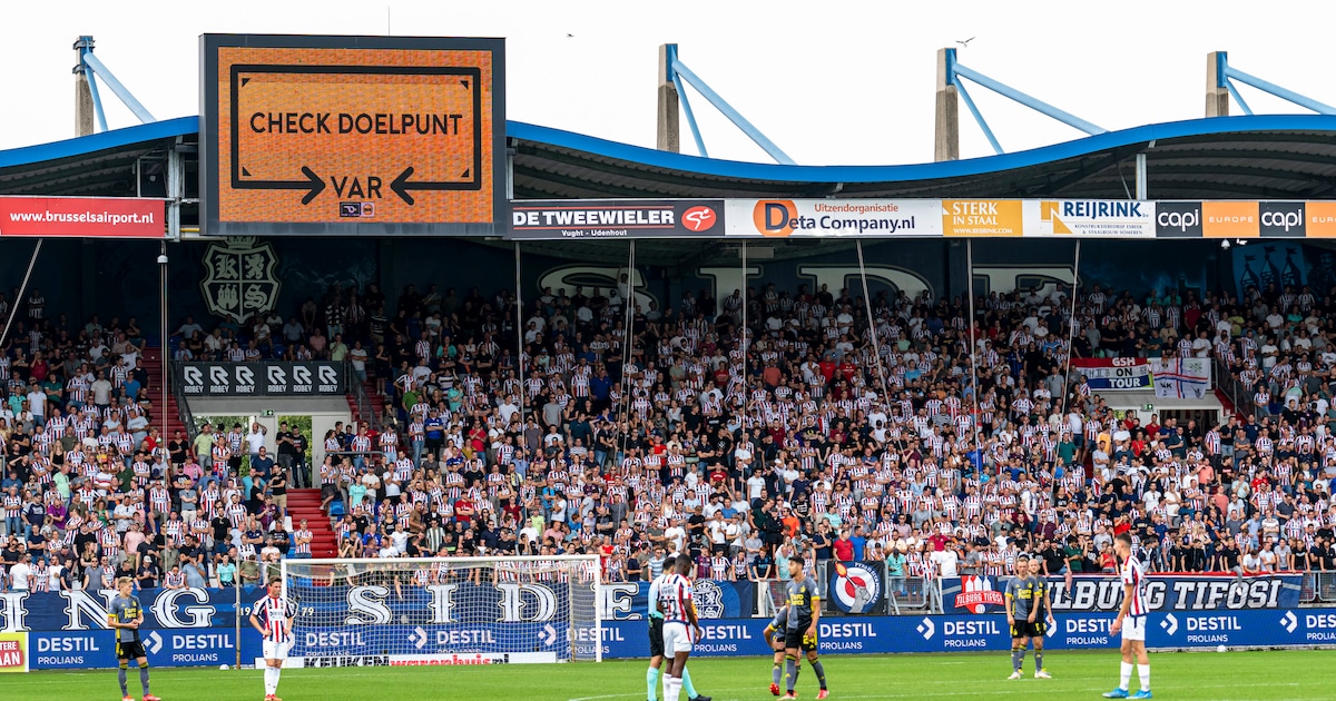 Publiek kan in stadions op schermen meekijken na VAR-beslissing | Sport ...