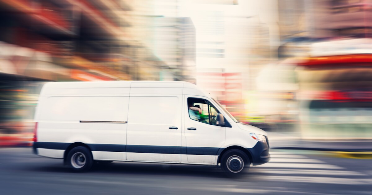 Geïrriteerde pakketbezorger in Hengelo scheurt door rood en ramt ...