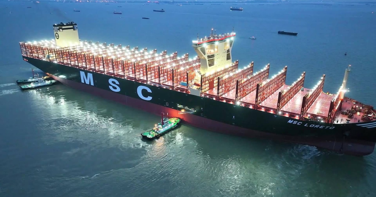 Grootste containership ter wereld meert aan in Rotterdam | Regio | AD.nl