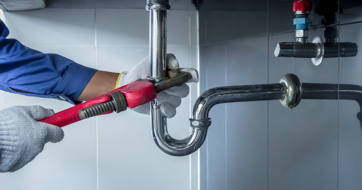 Om lekkage echt te laten lijken, spuit oplichter water op het plafond ...