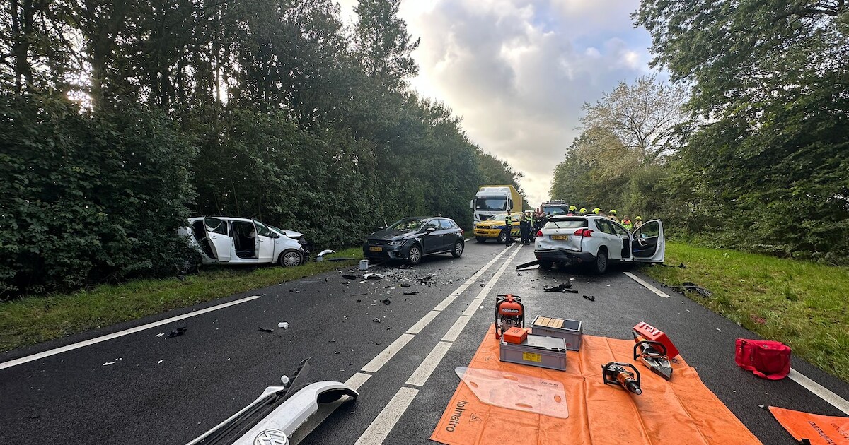 Ravage op de Schagerweg (N245) in Oudkarspel na zwaar ongeluk, weg ...