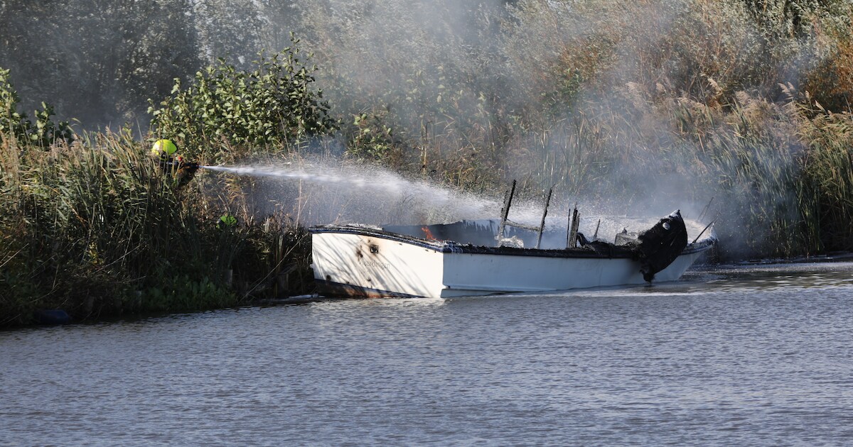 Brandend bootje op water langs Vlaardingsekade bij Schipluiden ...