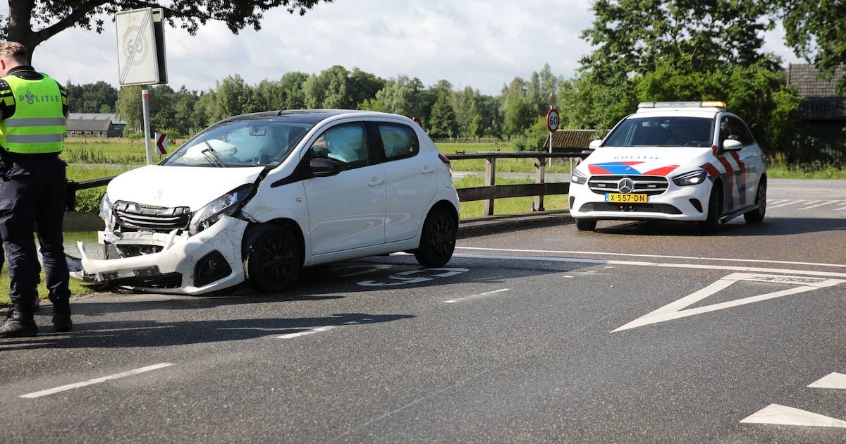 Auto in de kreukels na botsing op kruising in Lieren | Regio | AD.nl