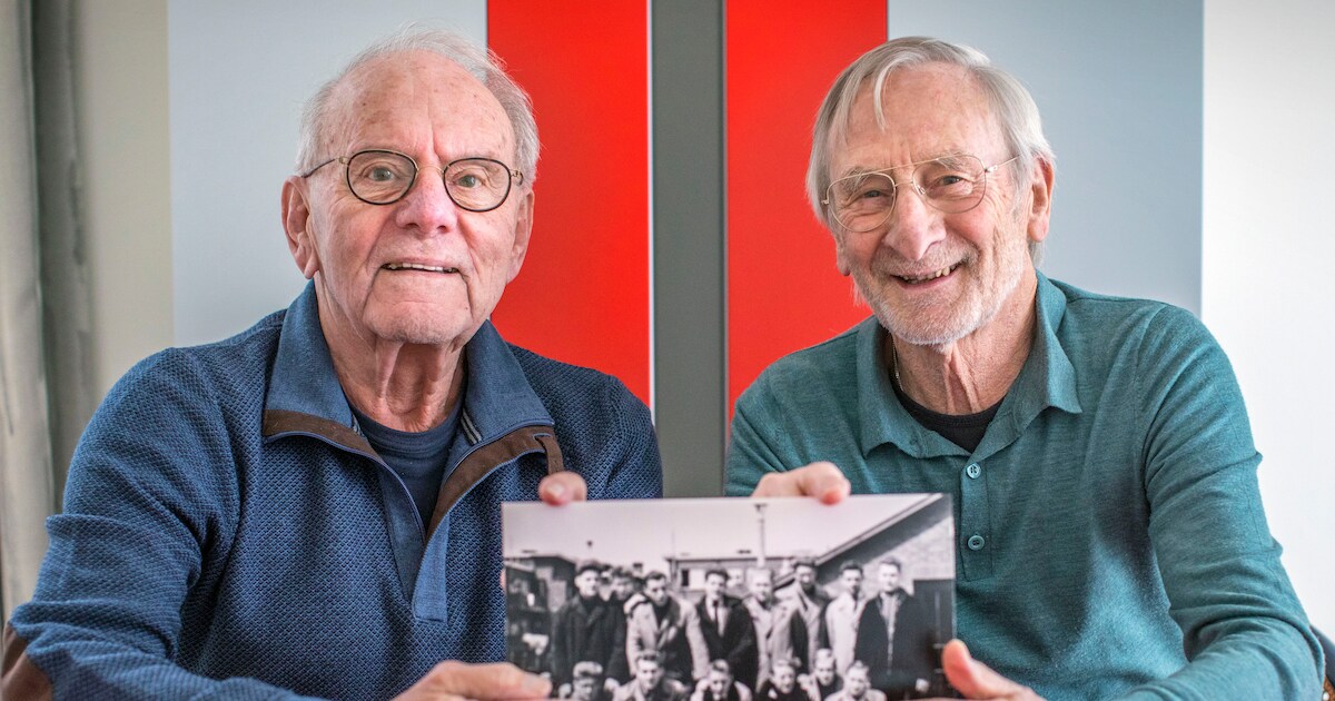 Jan (85) en Charles (82) brengen elk jaar oude klas bij elkaar: ‘Eentje ...