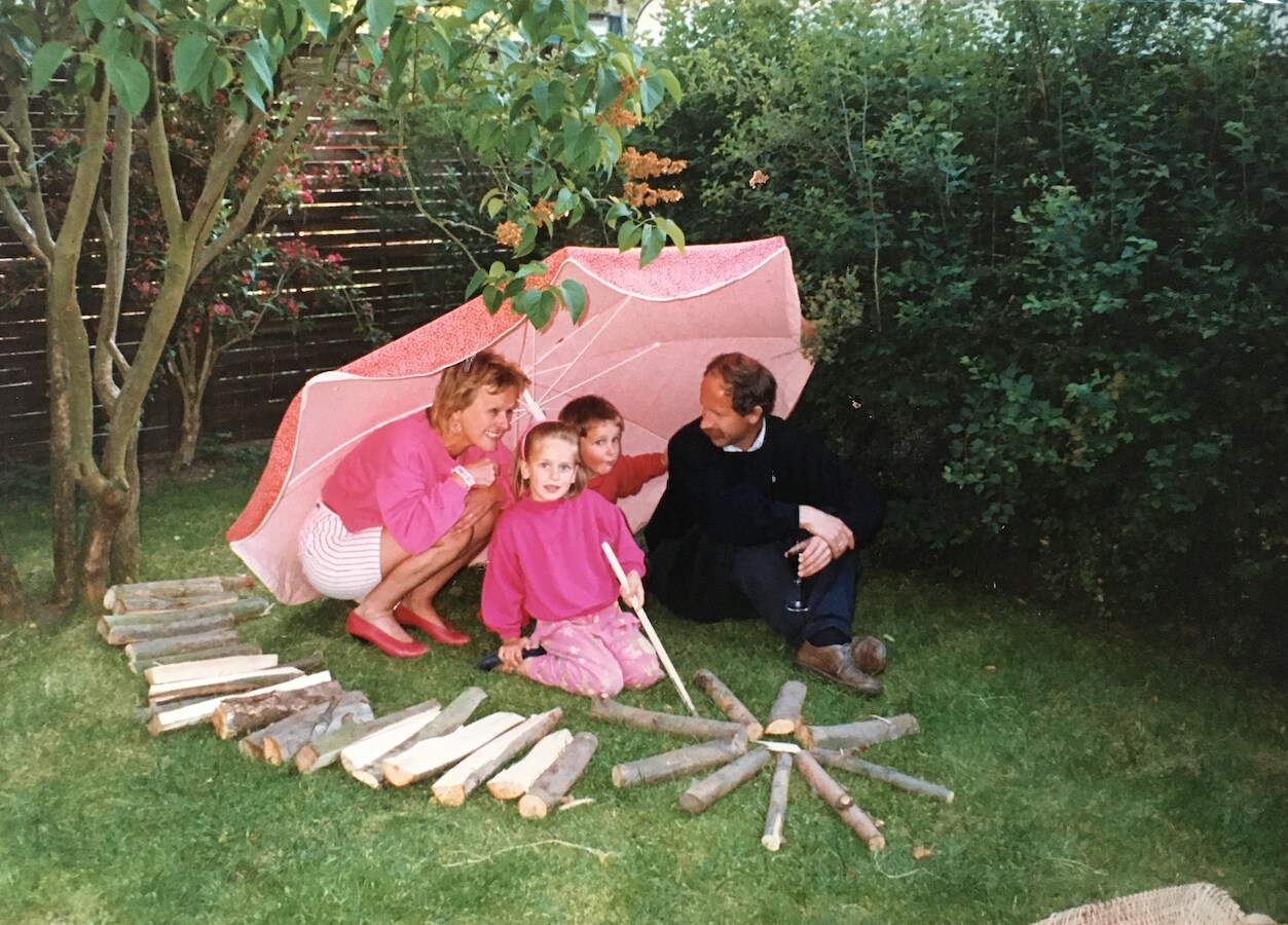 Op haar pumps snelde de keiharde én vriendelijke Nora (1954 – 2023 ...