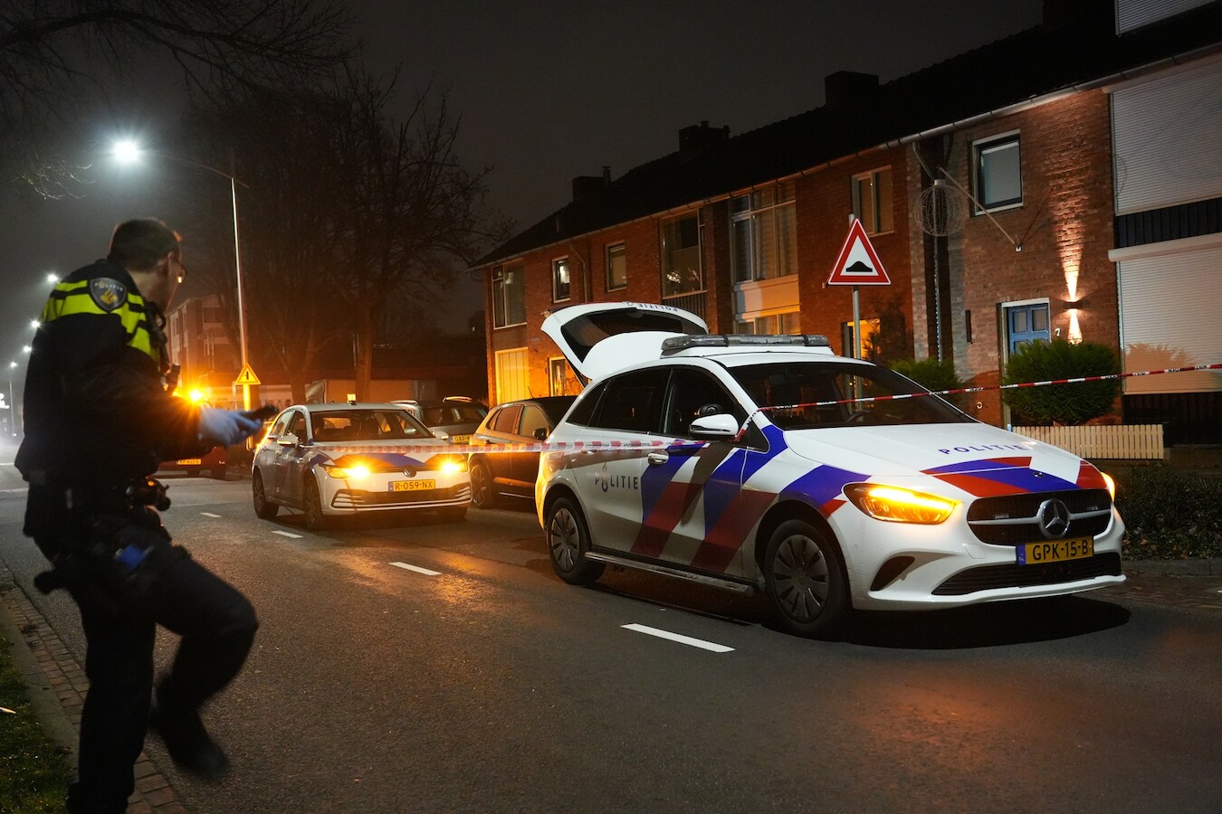 Voorbijgangers treffen oudere vrouw dood aan voor woning in Rijen, geen ...