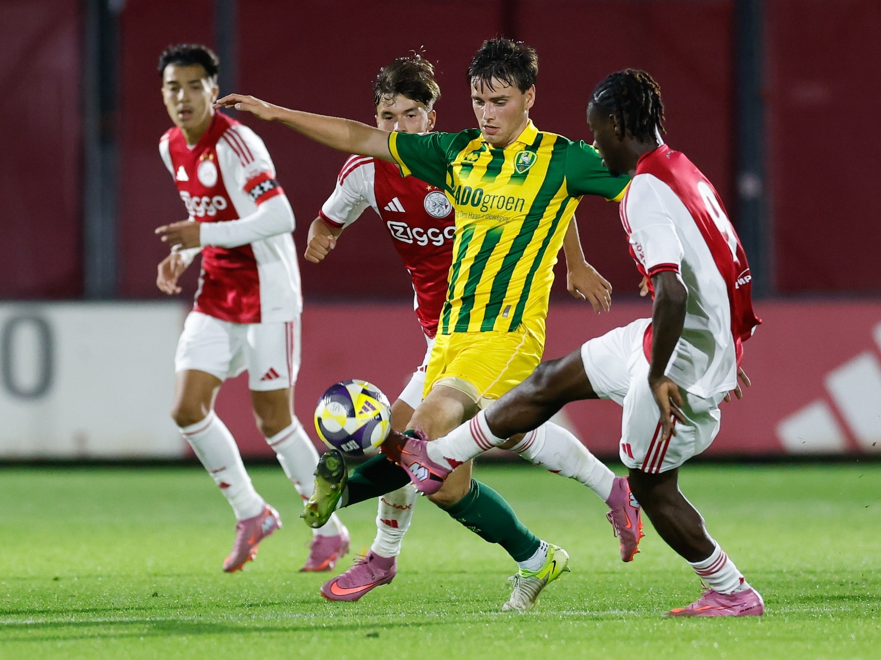 Jesse Bal blinkt uit bij ADO Den Haag: spits tekent uur voor wedstrijd ...