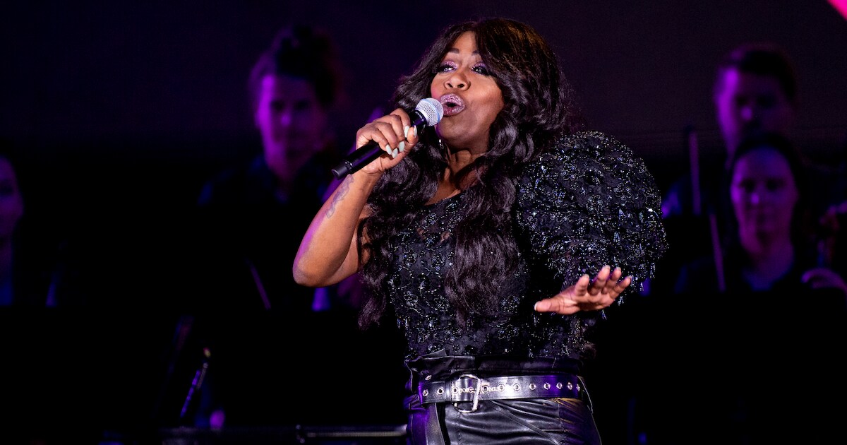 Berget Lewis zingt op Dordrecht Pride | Regio | AD.nl