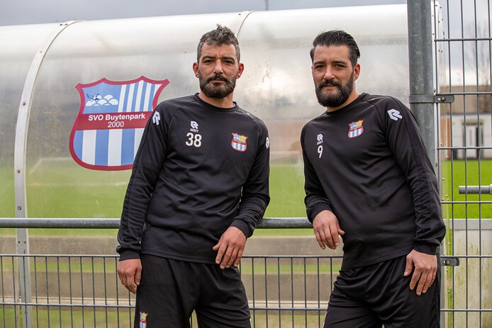 De Sensoy-broers (41) genieten in de krochten van het amateurvoetbal ...