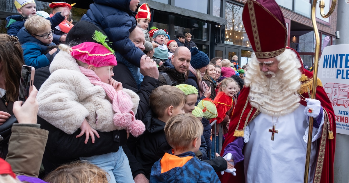 Sinterklaas komt per boot aan in Amersfoort, gevolgd door rondrit door ...