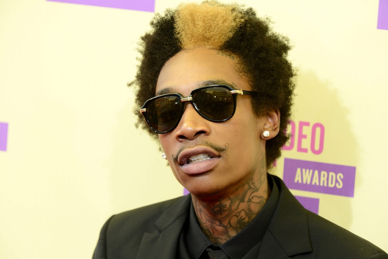 Rapper Wiz Khalifa post 'jail-selfie' na arrestatie om drugs | Foto | AD.nl