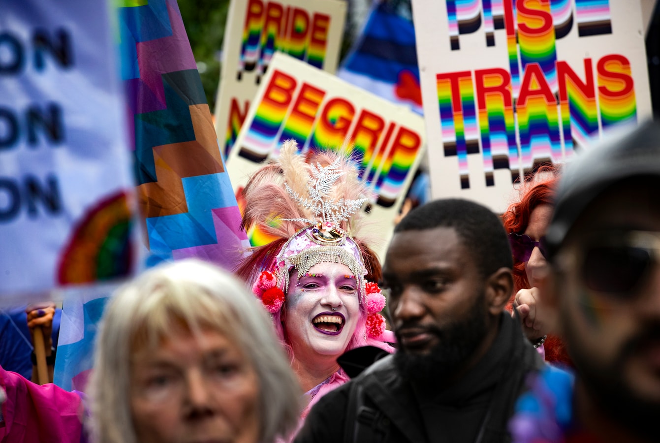 Regenboogvlaggen, protestborden en steeds meer publiek: zo vierde ...