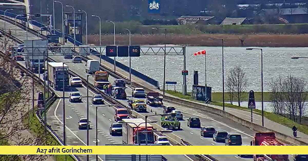 Ongeval op de A27 voor de Merwedebrug bij Gorinchem zorgt voor flinke file | Gorinchem | AD.nl