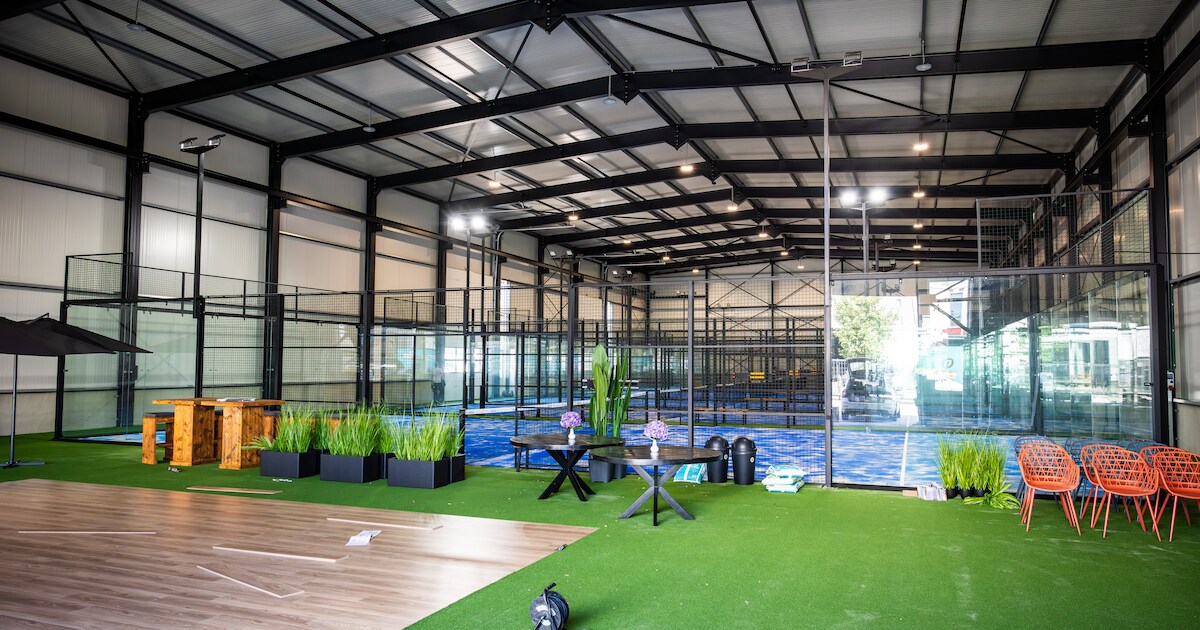 Padel? Dat mocht hier niet van de gemeente, maar dankzij slimmigheidje kan het nu tóch ...