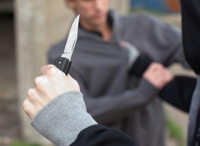 Gewapende overval op snackbar in Ridderkerk: jonge dader bedreigt ...