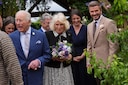 Charles en Camilla bekijken vernoemde tuinkabouters met David Beckham ...
