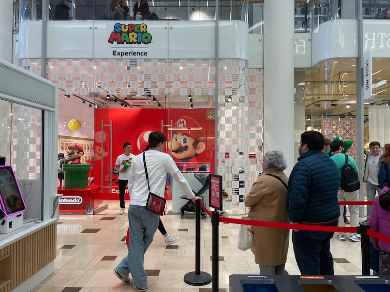 Super Mario-gekte in Hoog Catharijne: lange rij vanwege 40-jarig ...