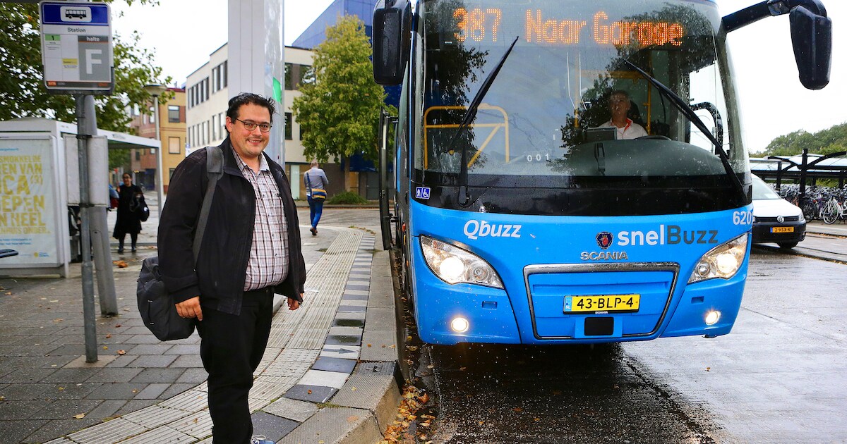 Snelbus 387 vol: vijftien passagiers op station Gorinchem hebben het ...