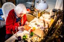 Wivien (98) is zo dankbaar, dat ze 2200 zorgmedewerkers een cadeau gaf ...
