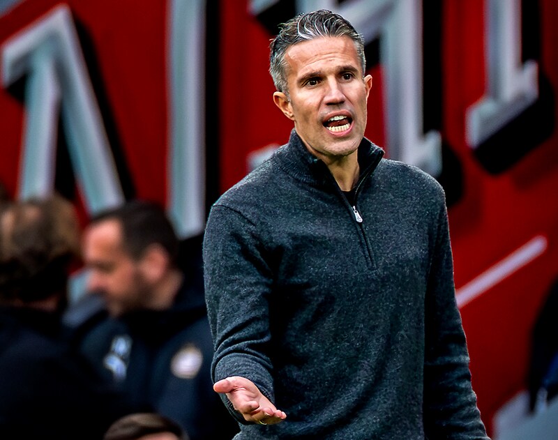 Feyenoord-coach Robin van Persie verklaart plek 2 heilig en hekelt ...
