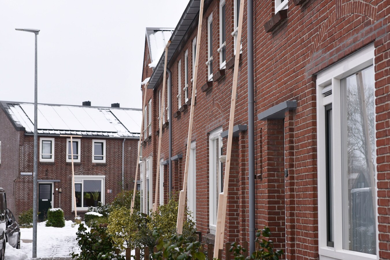 Dakgoot opeens neergestort na sneeuwstorm: ‘Dit gaat niet goed’ | Foto ...