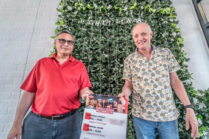 Herman en Frans ergerden zich aan hangjongeren voor de deur, maar ...