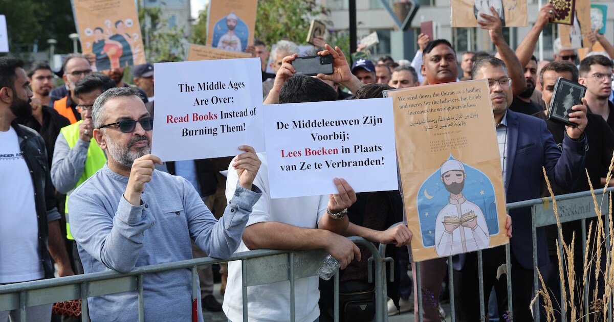 Moslims protesteren in Den Haag tegen koranverbrandingen | Den Haag | AD.nl
