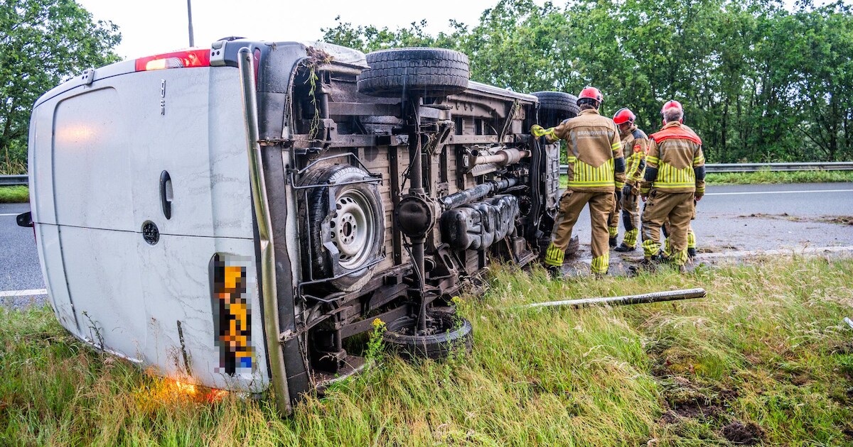 Busje belandt op de zijkant langs A16 bij Breda, snelweg korte tijd ...